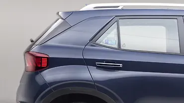 Venue [2019-2022] Rear Quarter Glass Image, Venue [2019-2022] Photos in ...