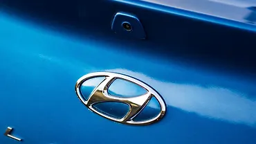Elantra Badge Image, Elantra Photos in India - CarWale