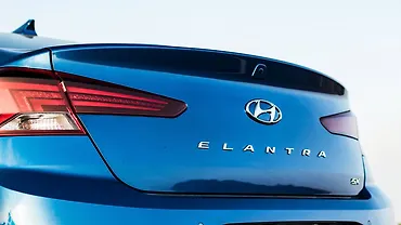 Elantra Badges Image, Elantra Photos in India - CarWale
