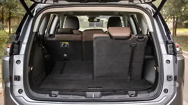 Meridian Front Row Seats Image, Meridian Photos in India - CarWale