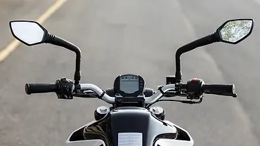 KTM 200 Duke [2021] Right Side Handelbar Throttle Grip Image – BikeWale