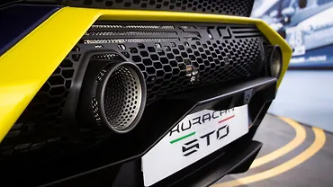 Huracan STO Rear View Image, Huracan STO Photos in India - CarWale