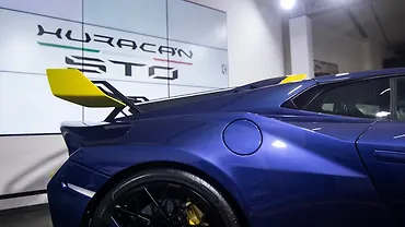Huracan STO Rear View Image, Huracan STO Photos in India - CarWale
