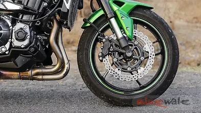 Kawasaki Z900 Price, Images, Colours, Mileage & Reviews | BikeWale