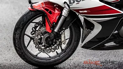 Benelli 302R Price, Images & Used 302R Bikes - BikeWale