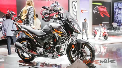 Honda X-Blade Price, Images, Colours, Mileage & Reviews | BikeWale