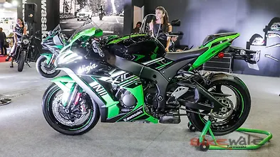Kawasaki Ninja ZX-10R Price, Images, Colours, Mileage & Reviews | BikeWale