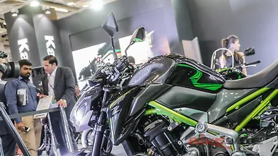 Kawasaki Z900 Price, Images, Colours, Mileage & Reviews | BikeWale