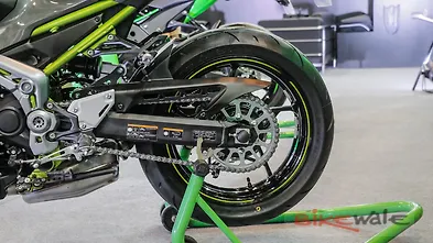 Kawasaki Z900 Price, Images, Colours, Mileage & Reviews | BikeWale