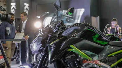 Kawasaki Z900 Price, Images, Colours, Mileage & Reviews | BikeWale