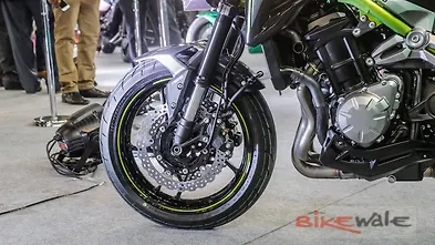 Kawasaki Z900 Price, Images, Colours, Mileage & Reviews | BikeWale