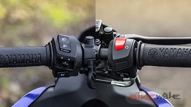 Yamaha YZF R15 V3 Price, Images, Colours, Mileage & Reviews | BikeWale