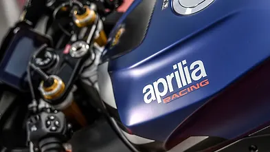 Aprilia RSV4 1100 Factory Price - Mileage, Images, Colours | BikeWale