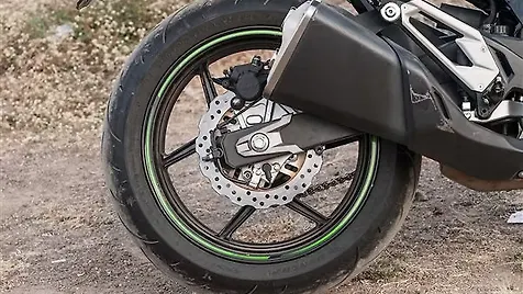 Kawasaki Z800 Wheels-Tyres Image - BikeWale