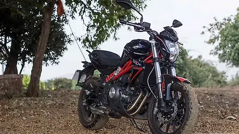Benelli TNT 300 [2020] Front Three-Quarter Image - BikeWale