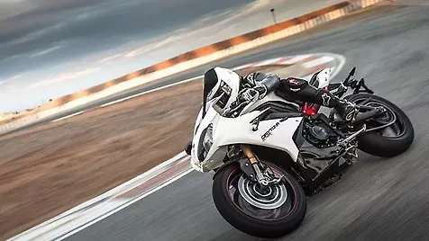 Triumph Daytona 675R Cornering Image - BikeWale