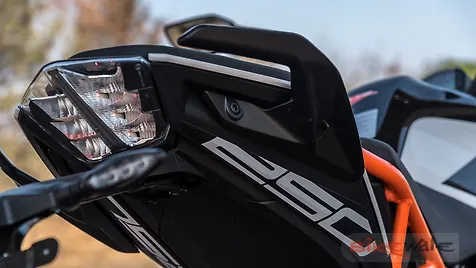 KTM 250 Duke [2021] Grab Rails Image - BikeWale