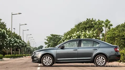 Skoda Octavia Price (GST Rates), Images, Mileage, Colours - CarWale