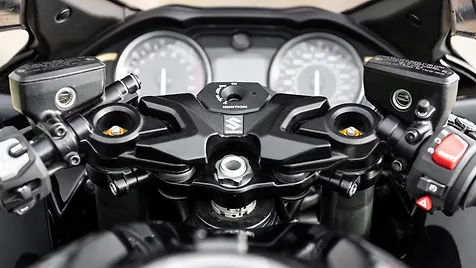 Suzuki Hayabusa Handlebar Clamp Image - BikeWale
