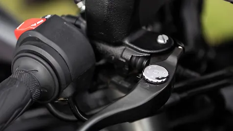 Suzuki Hayabusa Heated Handlebar Grips Switch Image - BikeWale