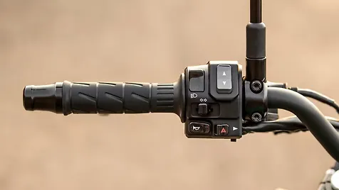 Kawasaki Z650RS Left Side Handelbar Grip Image - BikeWale