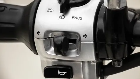 Royal Enfield Super Meteor 650 Turn Indicators Switch Image - BikeWale