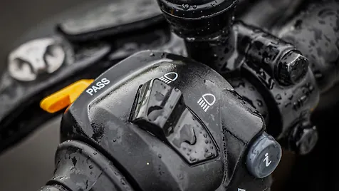 TVS Ronin High Beam Low Beam Switch Image - BikeWale