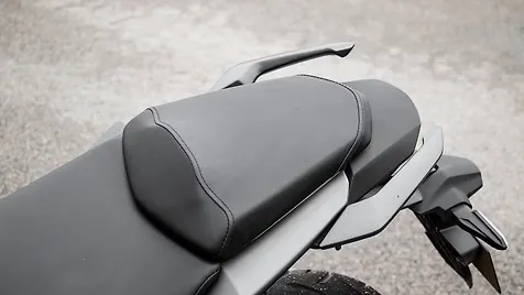 Honda CB300F Pillion Seat Image - BikeWale