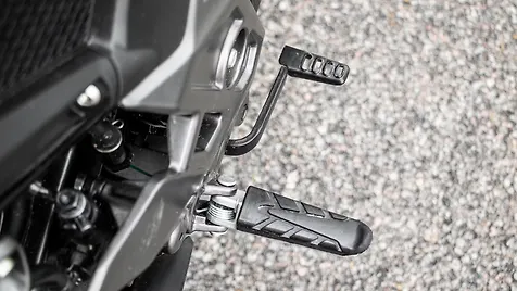 Honda CB300F Rider Footpeg Image - BikeWale