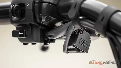 Royal Enfield Hunter 350 USB Port Image - BikeWale