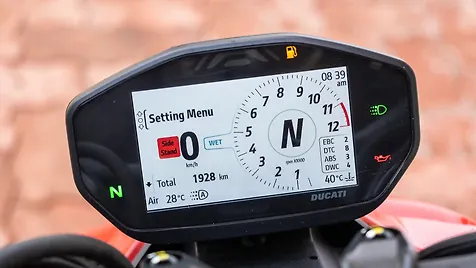 Ducati Streetfighter V2 Fuel Gauge Image - BikeWale