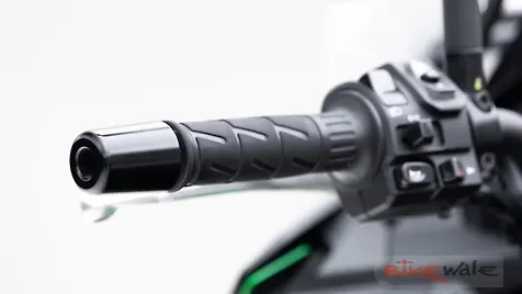 Kawasaki Versys 650 Left Side Handelbar Grip Image - BikeWale