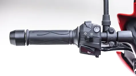 TVS Apache RTR 160 Left Side Handelbar Grip Image - BikeWale