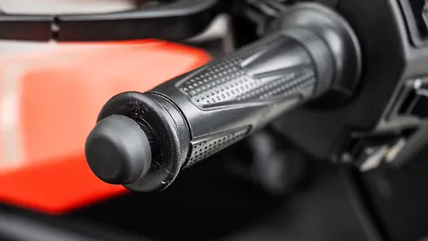 Hero Xoom Right Side Throttle Grip Image - BikeWale