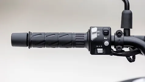 Keeway K300 N Left Side Handelbar Grip Image - BikeWale