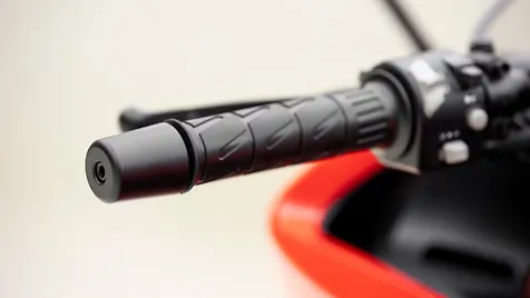 Keeway K300 R Left Side Handelbar Grip Image - BikeWale