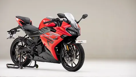 Keeway K300 R Right Front Three Quarter Image - BikeWale