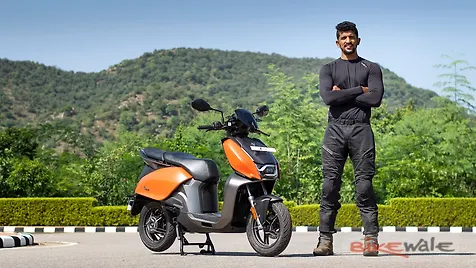 Vida V1 Right Side View Image - BikeWale