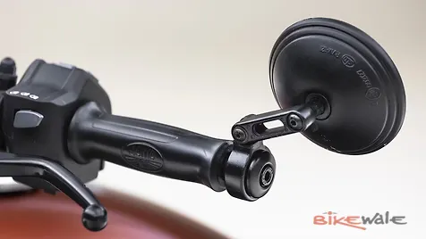 Jawa 42 Bobber Left Side Handelbar Grip Image - BikeWale