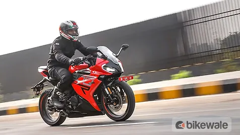 Keeway K300 R Right Front Three Quarter Image - BikeWale