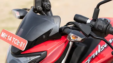 Bajaj Pulsar P150 Front Turn Indicators Image - BikeWale