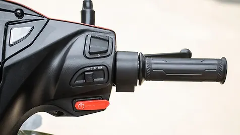 Ampere Primus Right Side Throttle Grip Image - BikeWale