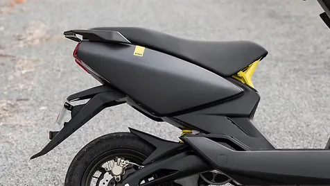 Ather 450S Right Side Body Panel Image - BikeWale