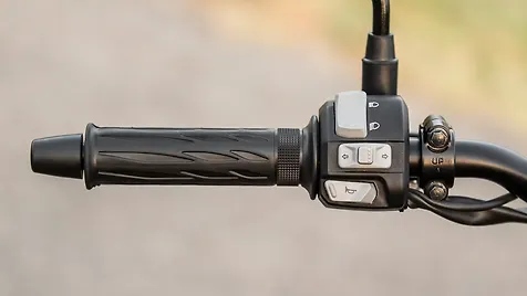 Hero Xtreme 160R 4V Left Side Handelbar Grip Image - BikeWale