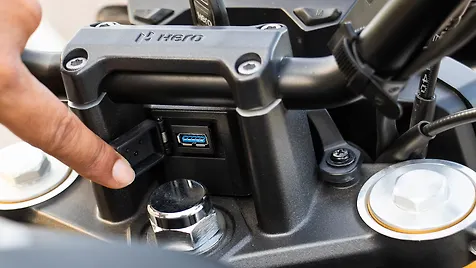 Hero Xtreme 160R 4V USB Port Image - BikeWale