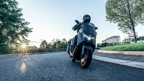 Yamaha Nmax 155 Right Front Three Quarter Image – BikeWale