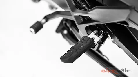 KTM 790 Duke Front Footpeg Image - BikeWale