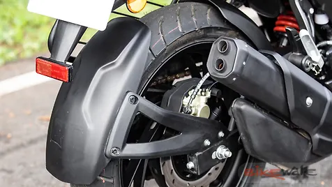 TVS Apache RTR 200 4V Rear Tyre Hugger Image - BikeWale