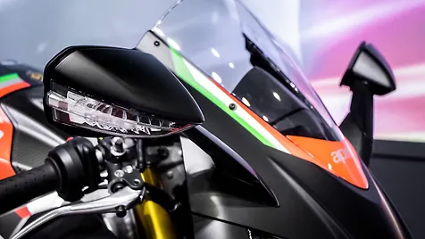 Aprilia RSV4 1100 Factory Mirror Image - BikeWale