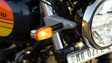 Royal Enfield Interceptor 650 Front Turn Indicators Image - BikeWale